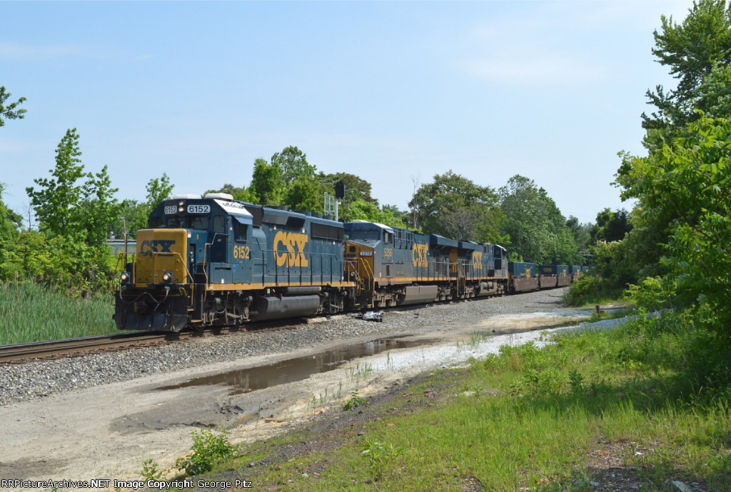 CSX 6152 and train Q141